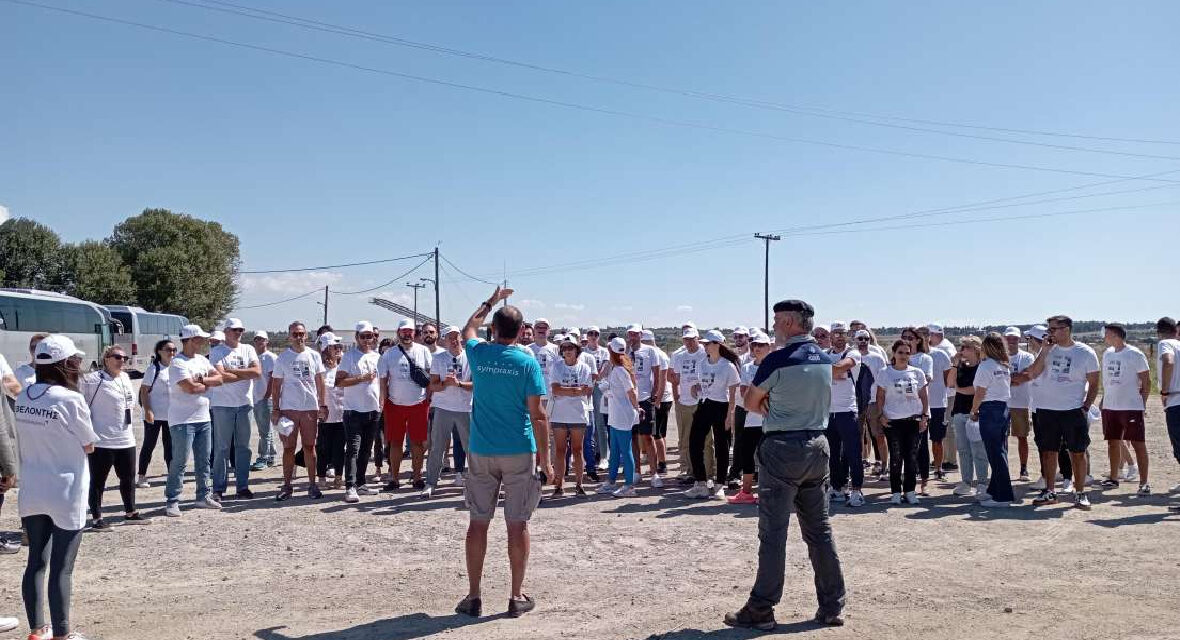 VOLUNTEERS OF PAPASTRATOS CLEAN UP THE BEACH OF ANGELOCHORI | Sympraxis ...